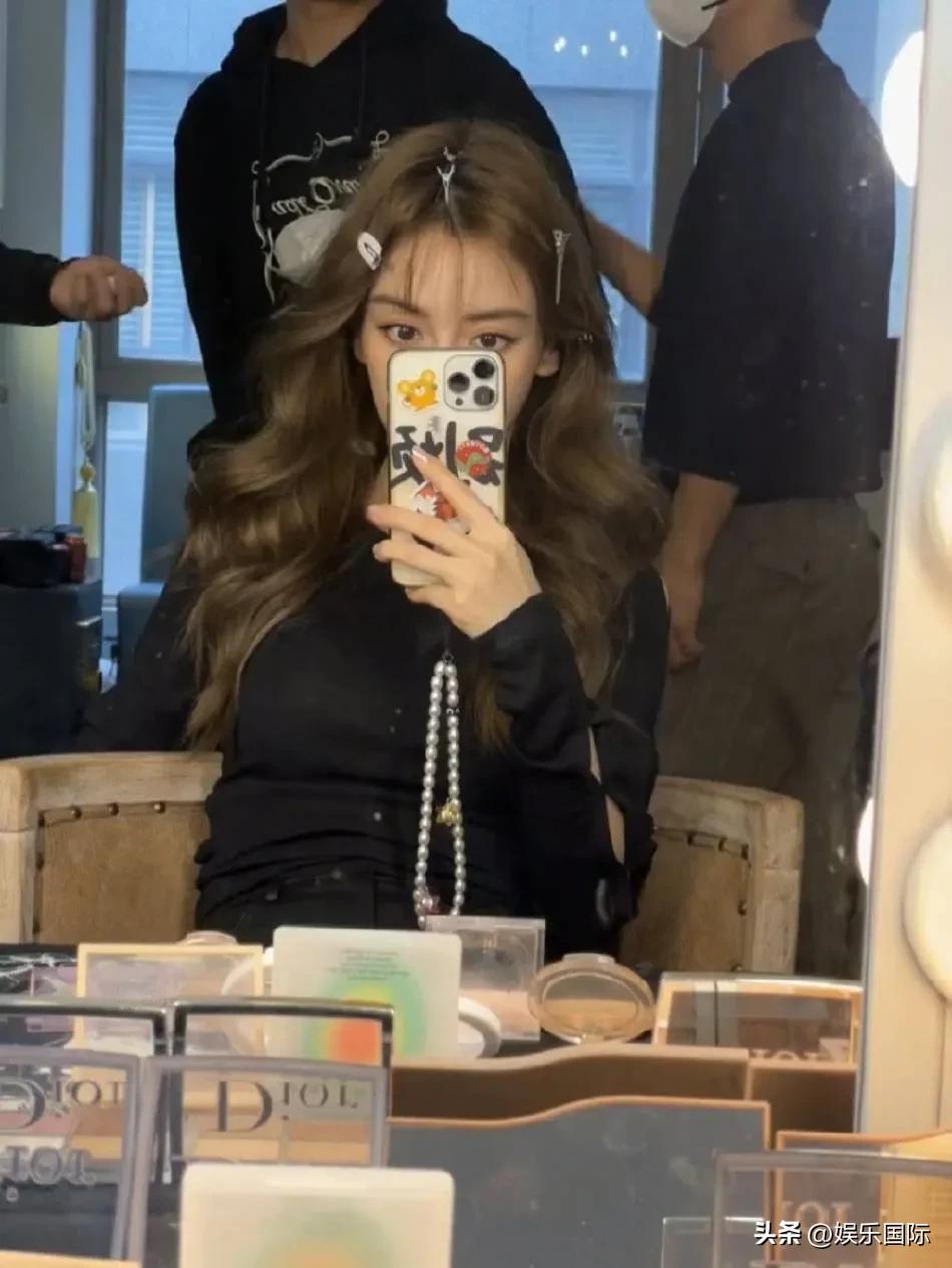 Angelababy's golden brown hair takes a selfie with exquisite and ...