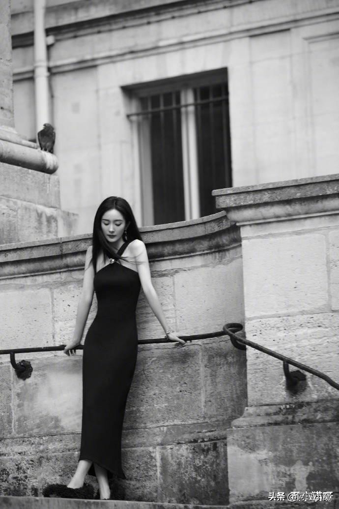 Yang Mi was captured on the streets of Paris, with an eye-catching face ...