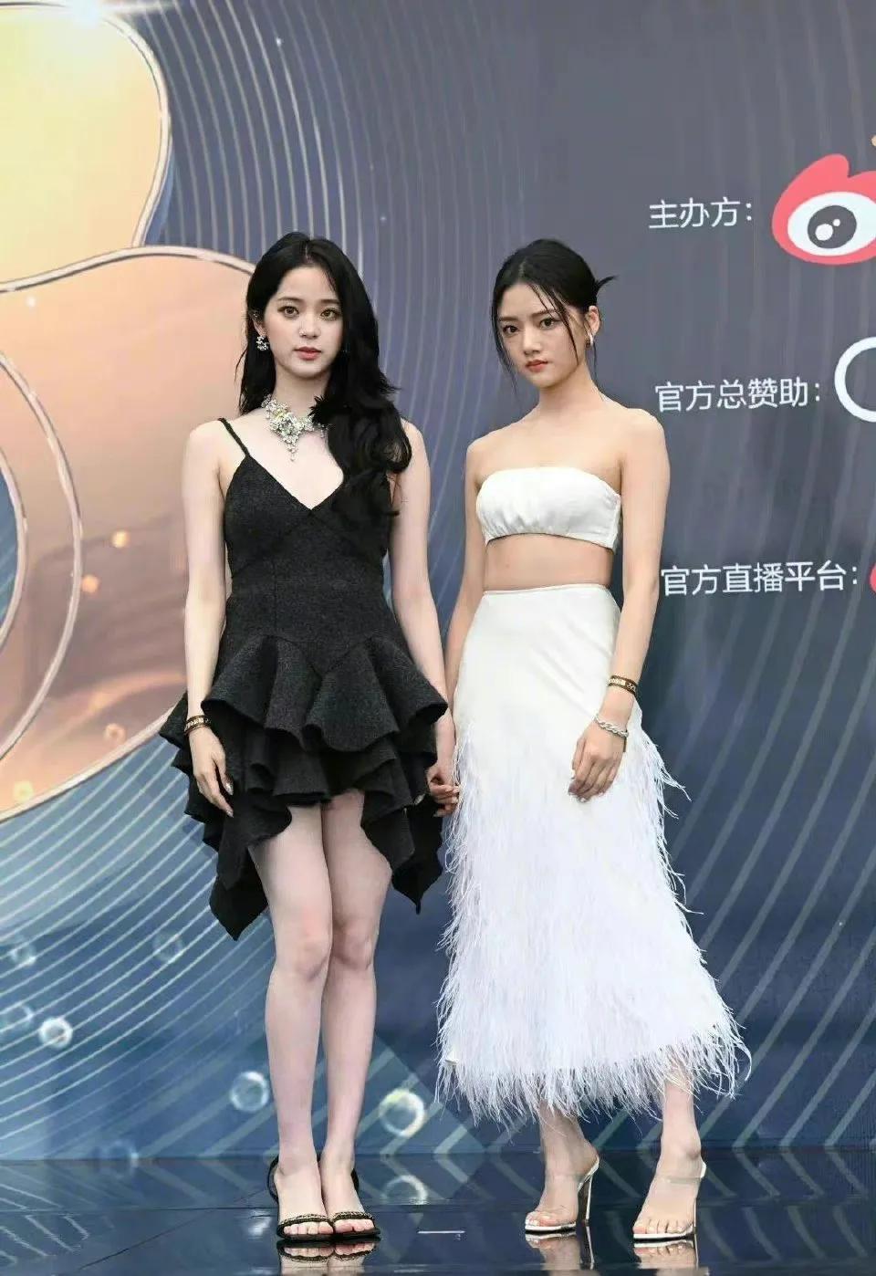 It's hard to describe the look of the actress on Weibo night: Ren Min ...