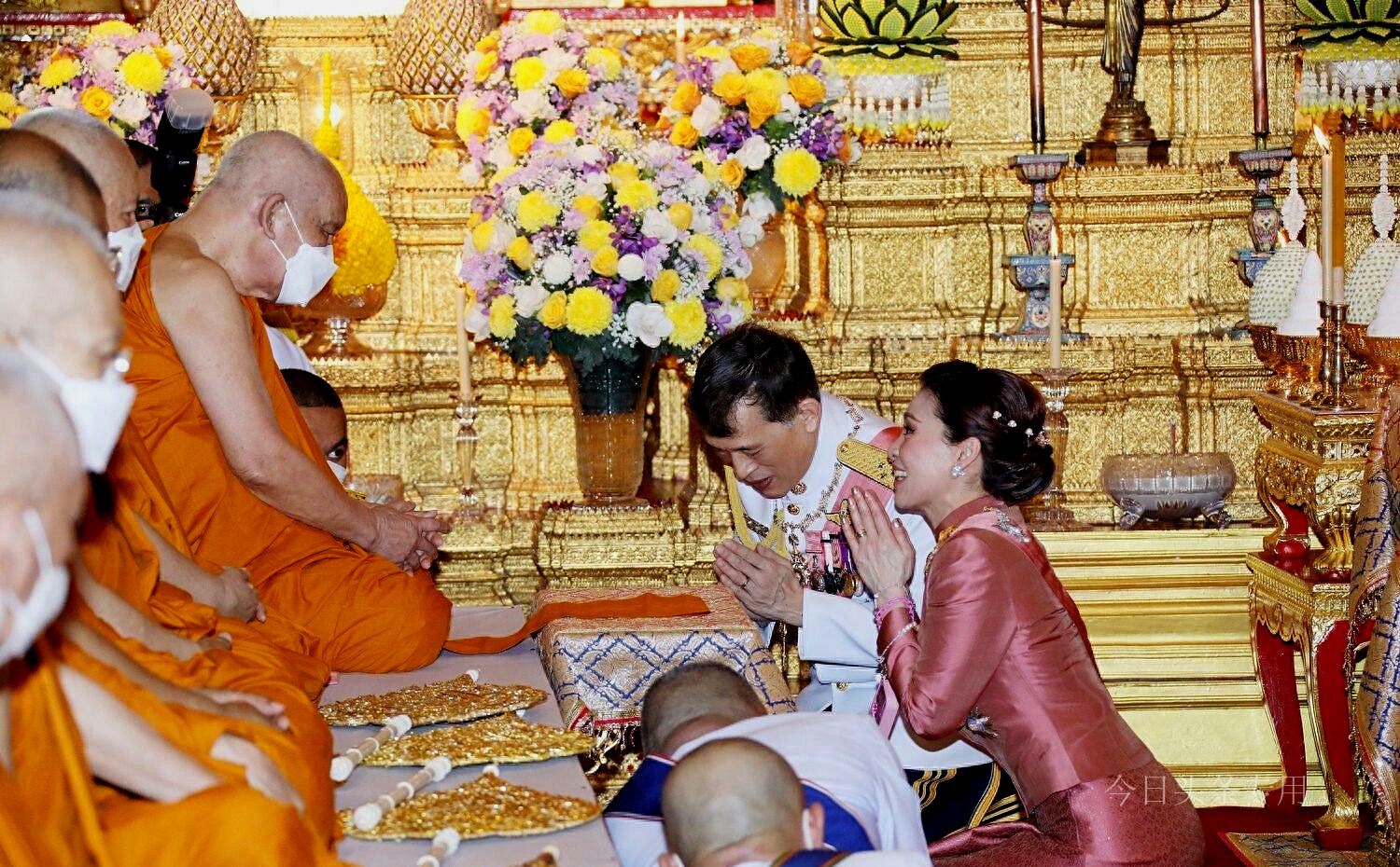 Suthida succeeded in pretending to be young with her new look. The King ...