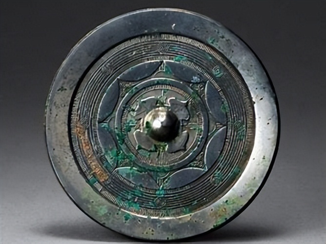 What are the characteristics of the decorative patterns on the bronze ...