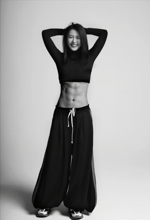 "Singer" Tan Weiwei, showing off his abdominal muscles in the gym, 37 ...