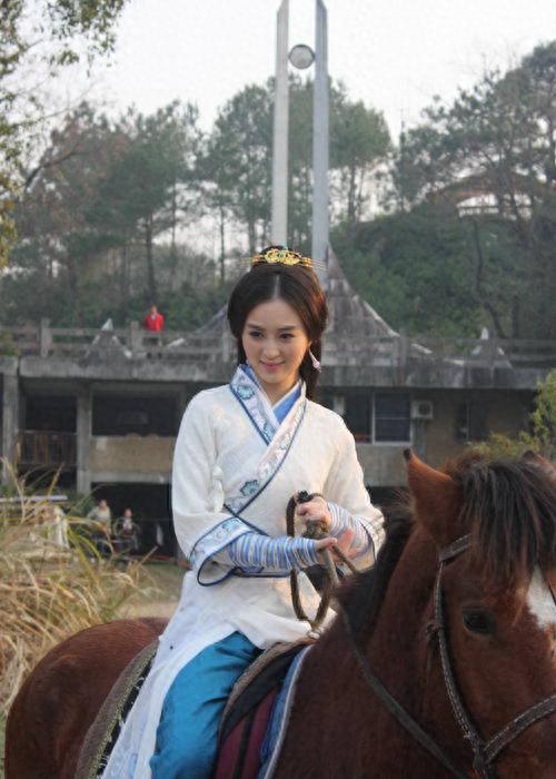 The charming Yanhua transcends the fairy tale and transforms into an ...