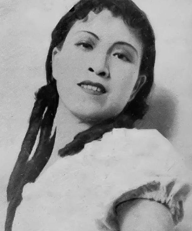 In the wedding photo of Jiang Qing and Tang Na in 1936, Jiang Qing's ...