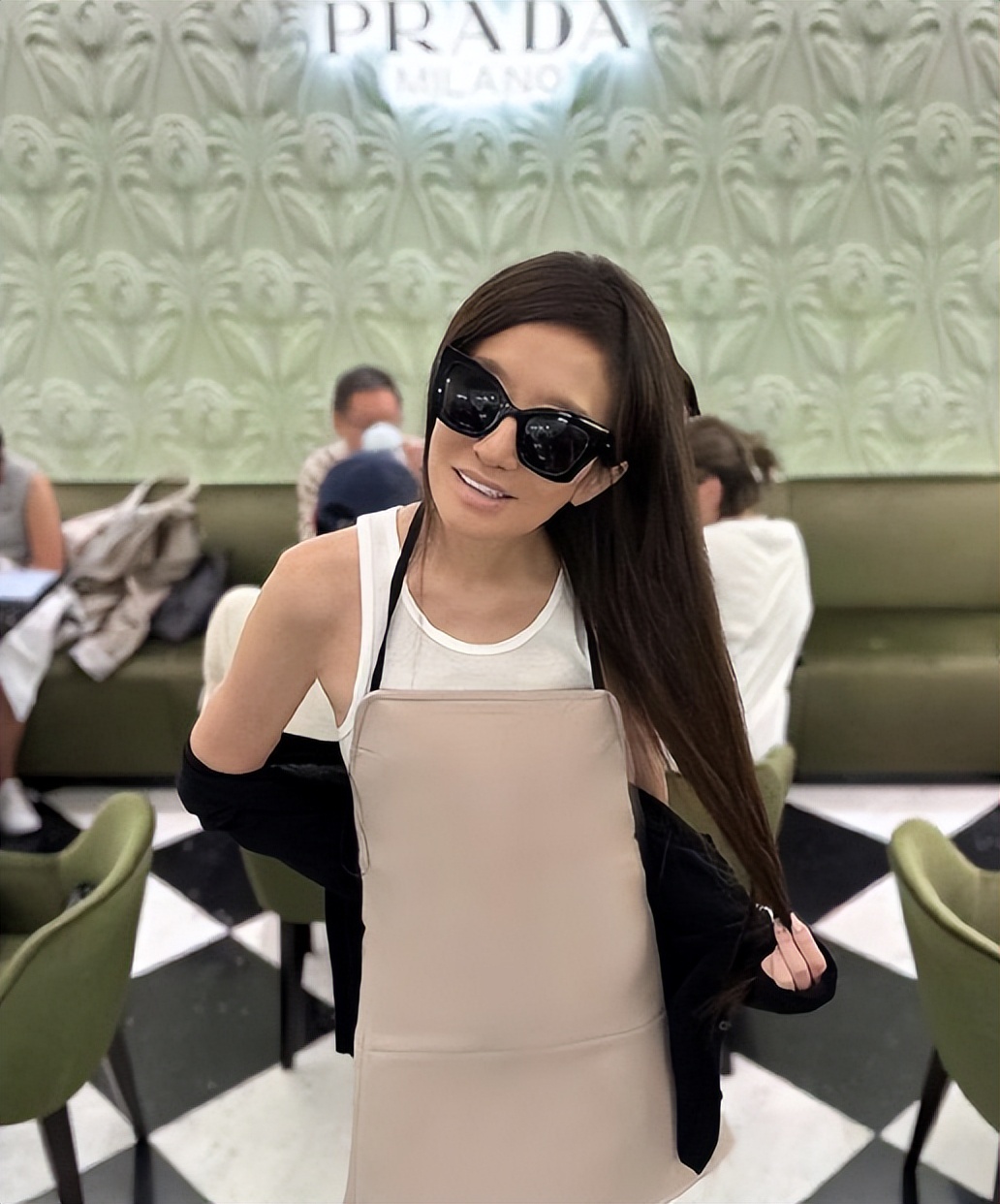 74-year-old Wang Weiwei wears a white mermaid skirt, beautiful and ...