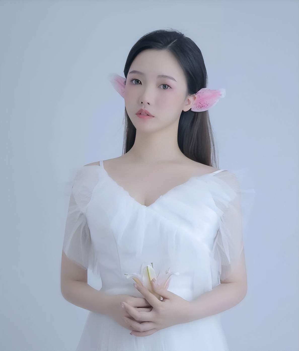 Lin Xier Momo sang a new song [Hollow Heart] live, with sadness and tenderness intertwined every ...