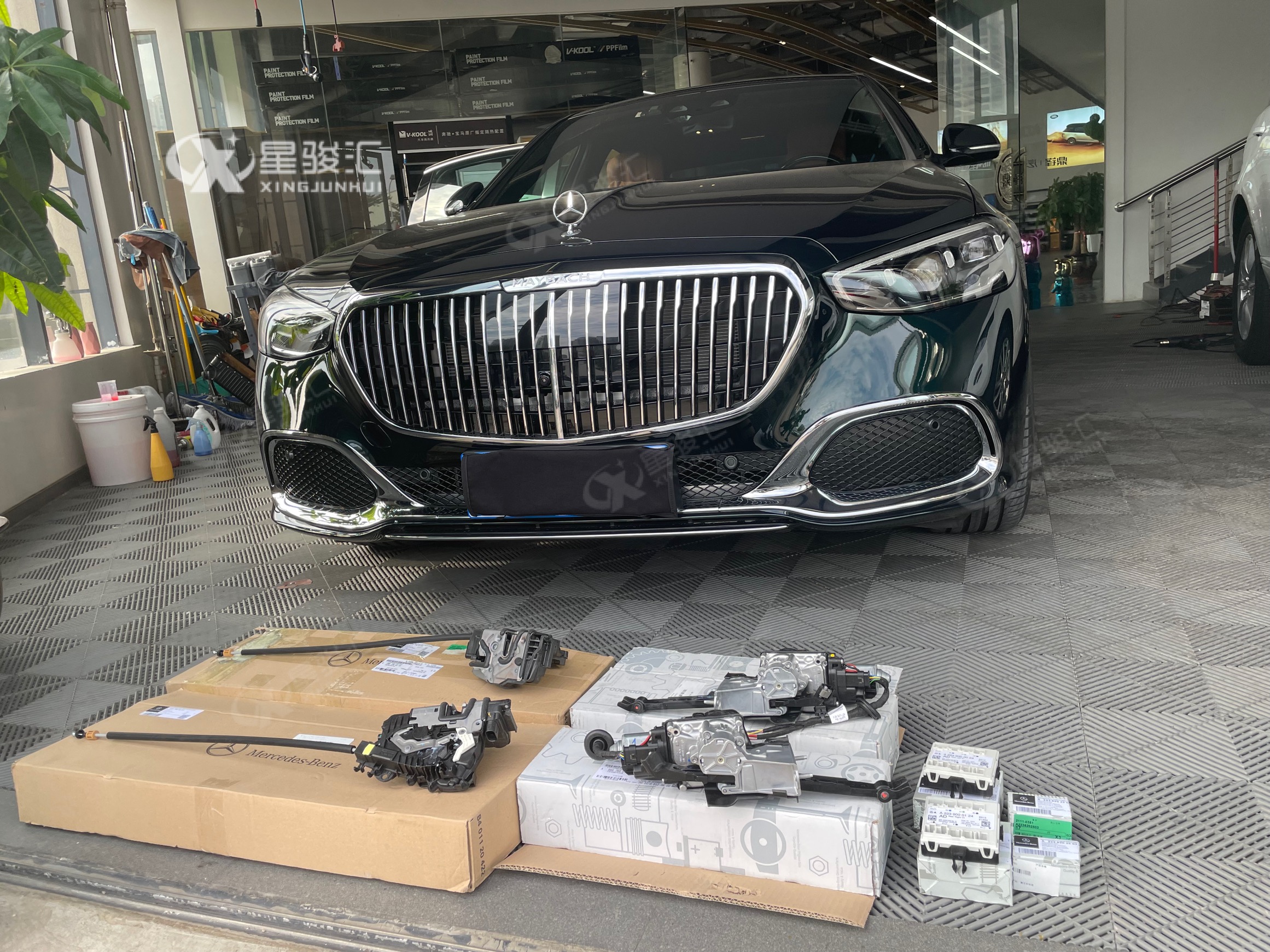 The 2021 Maybach S480 upgrades the original electric middle door, and ...