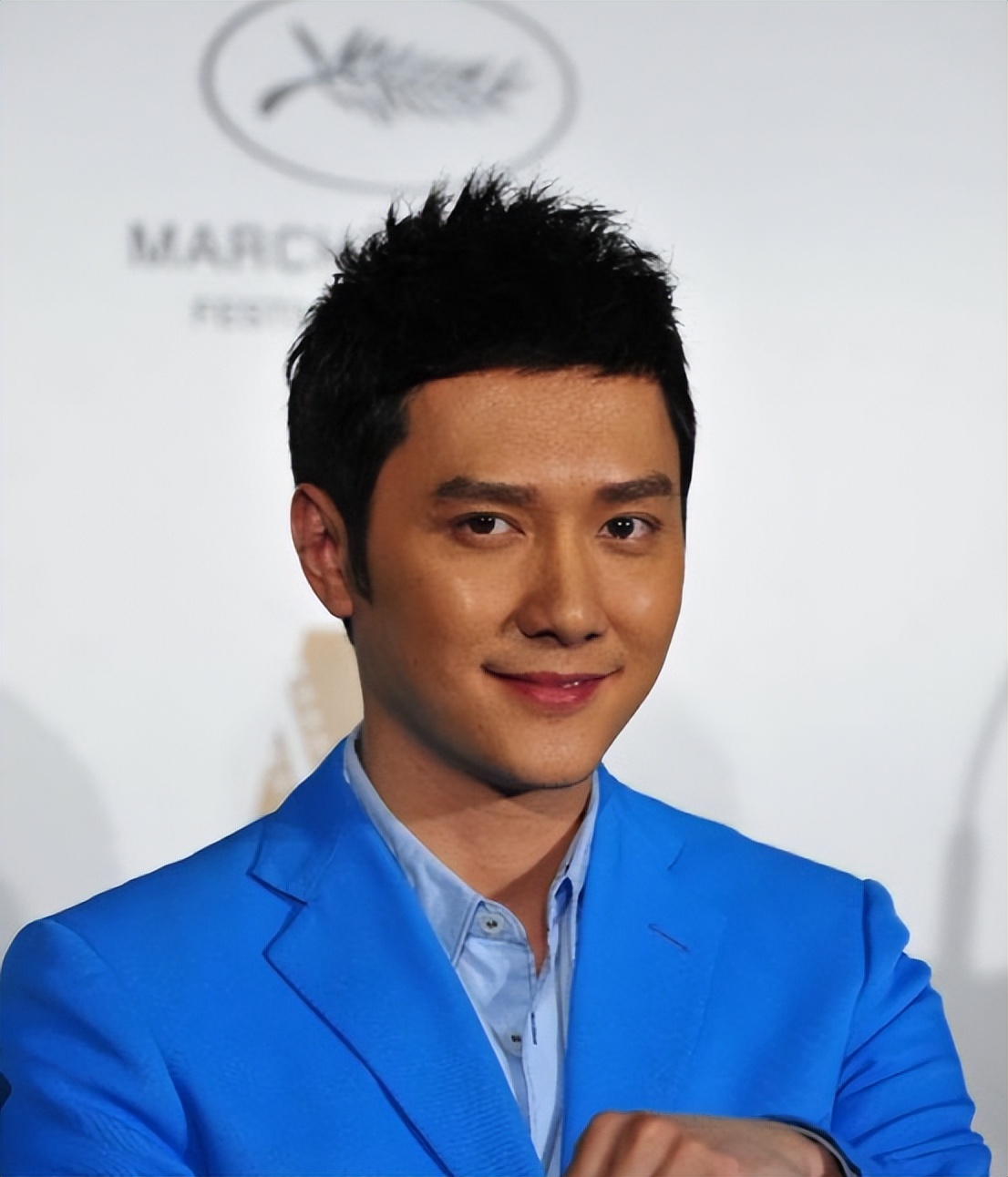 44-year-old Feng Shaofeng is in the same frame as 62-year-old Fei Xiang ...