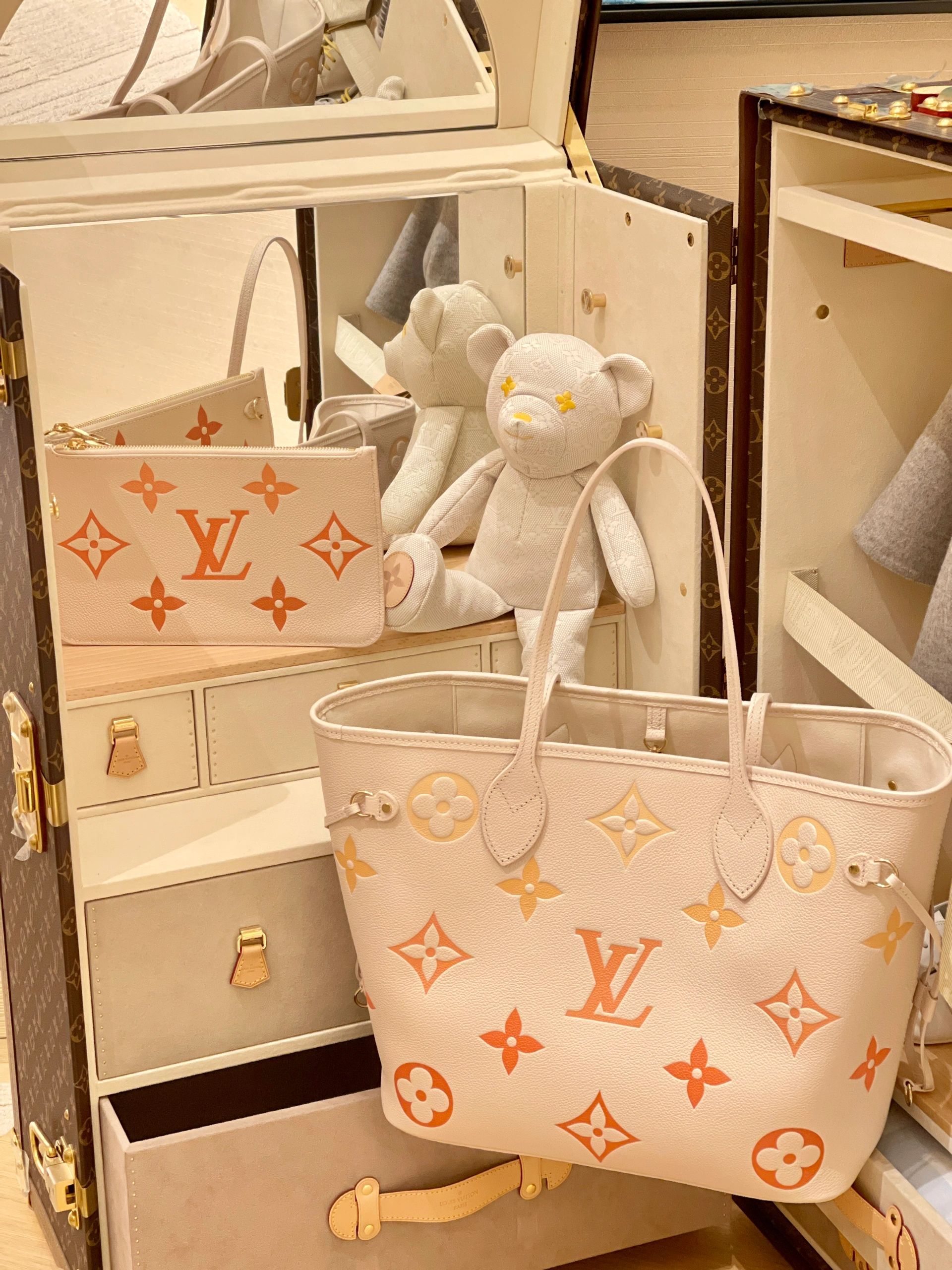 lv 2023 spring and summer limited gradient bag - iNEWS