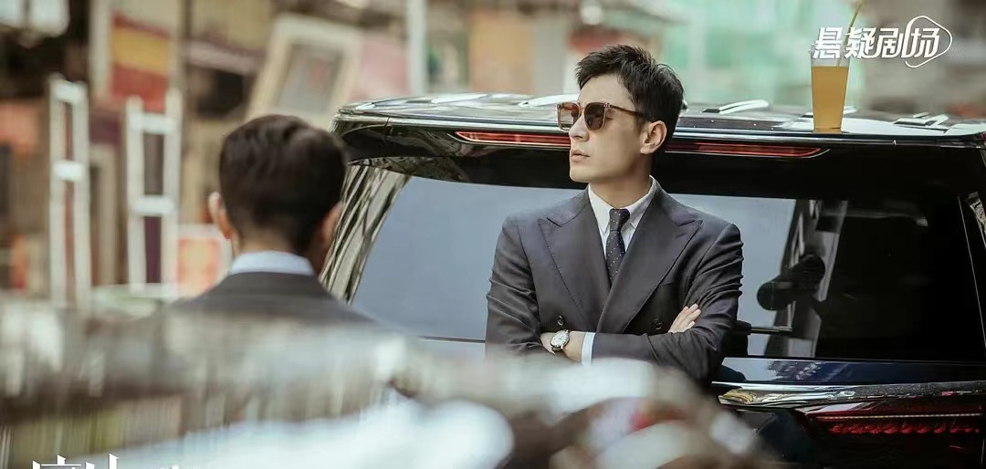 "Outside Court": Also acting as a lawyer, Luo Jin, Li Guangjie, and Li ...