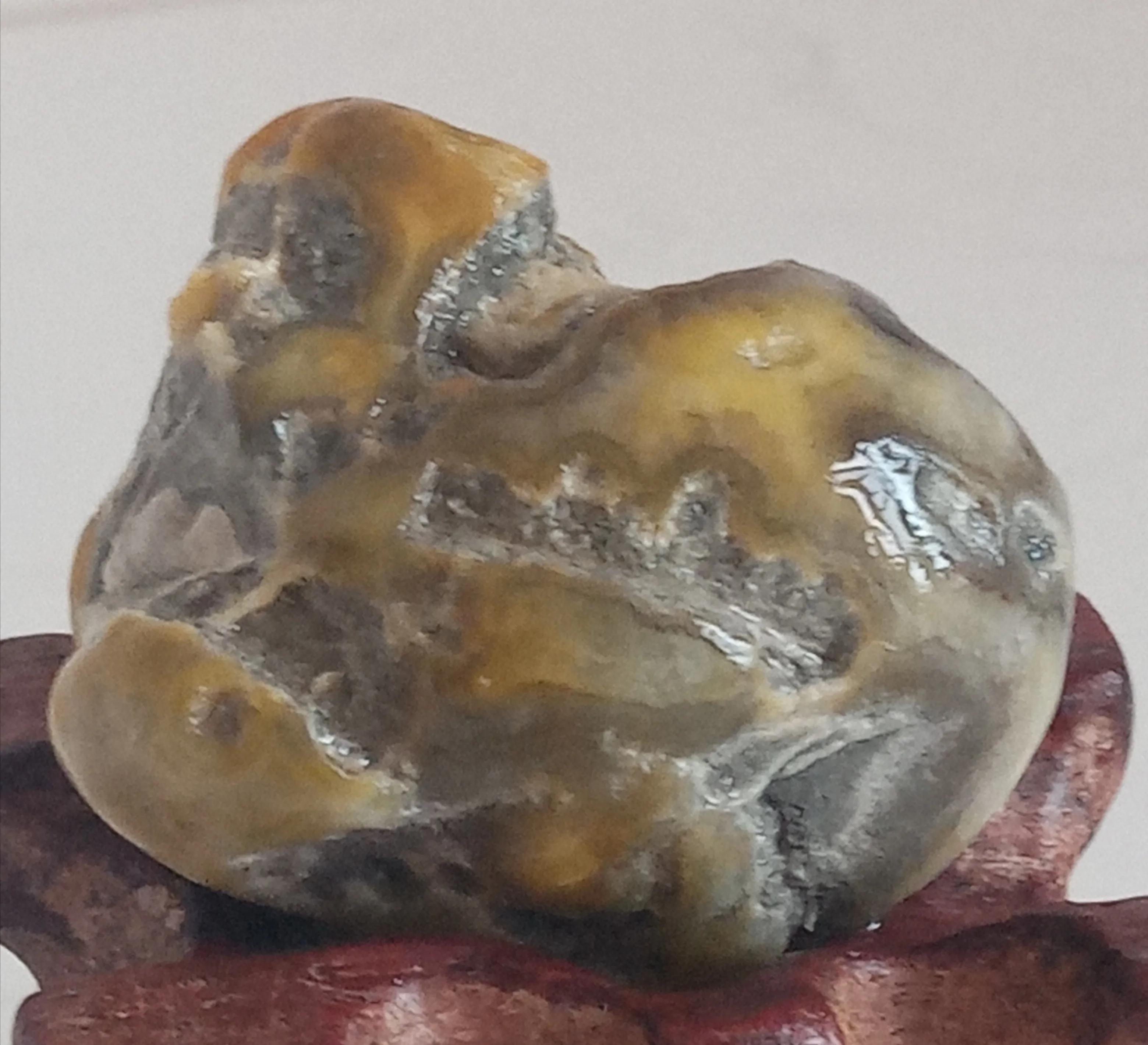 Share a strange stone, all sides, if you like it, you can communicate ...