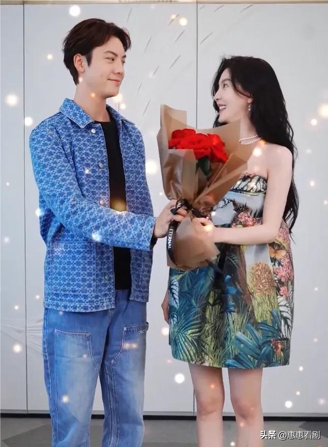 Eat candy! Hand in hand to send flowers, Chen Weiting and Zhang Ruonan succeeded in holding ...