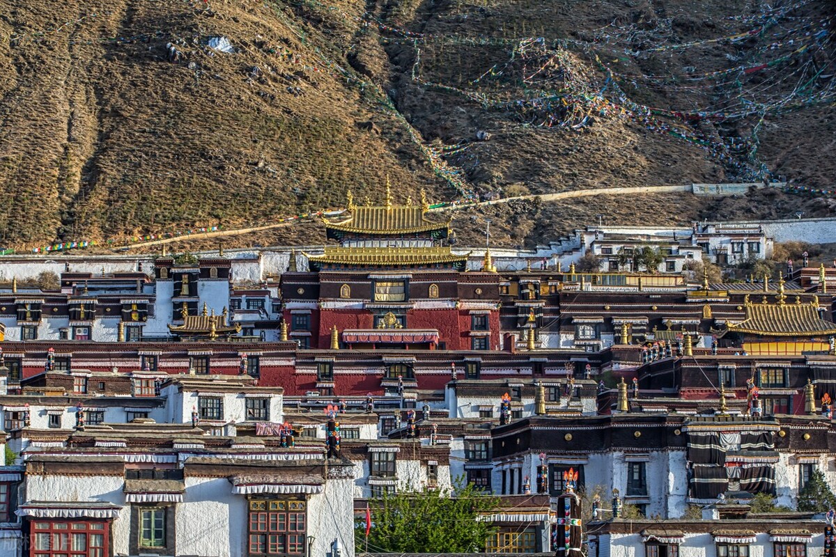 Tashilhunpo Monastery, the largest monastery of the Gelug Sect of ...