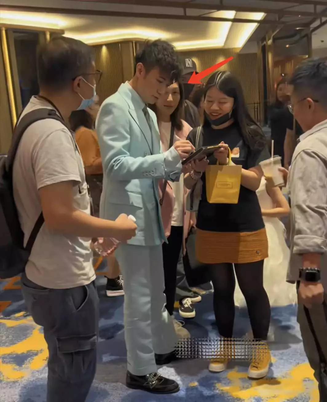 Leo Ku's assistant-like wife accompanied him, what was hidden behind ...