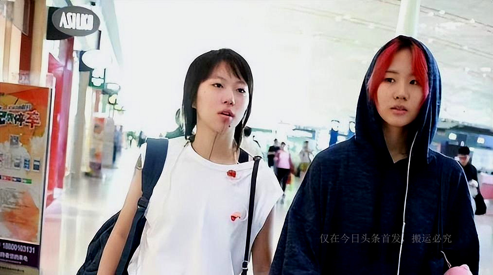 Dou Jingtong took her younger sister to the airport. The younger sister ...