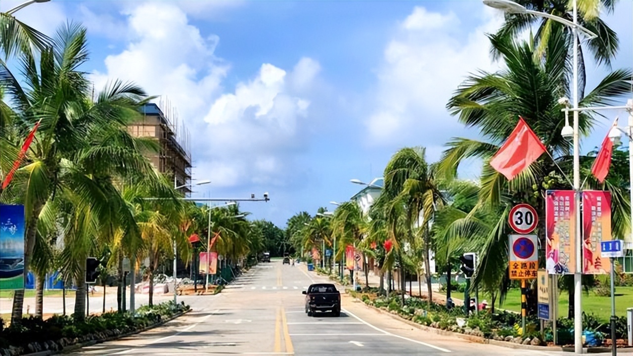 The beautiful night view of Yongxing Island in the South China Sea is exposed, the island is ...