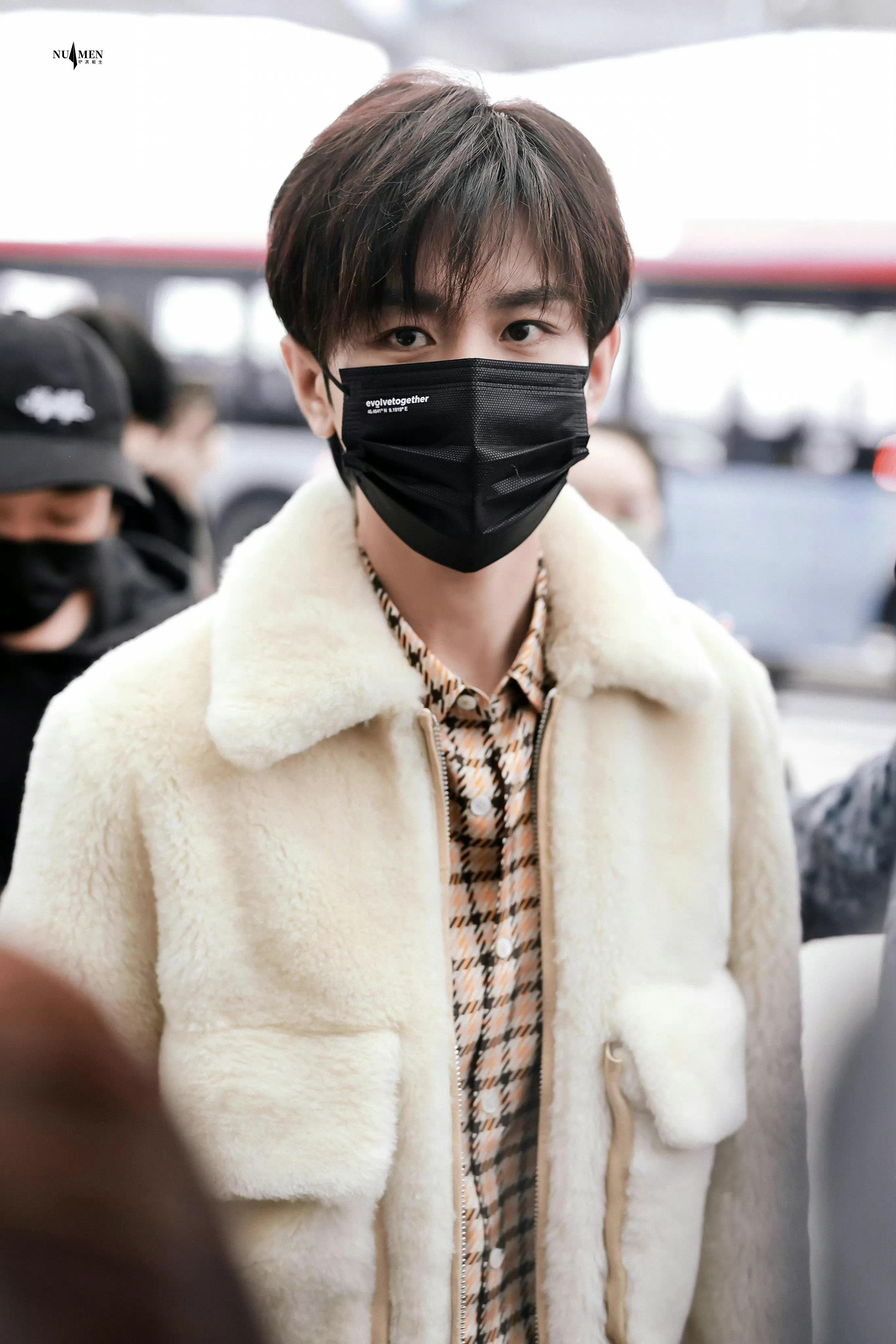 Cheng Yi set off for Paris Fashion Week, wearing an off-white top, so ...