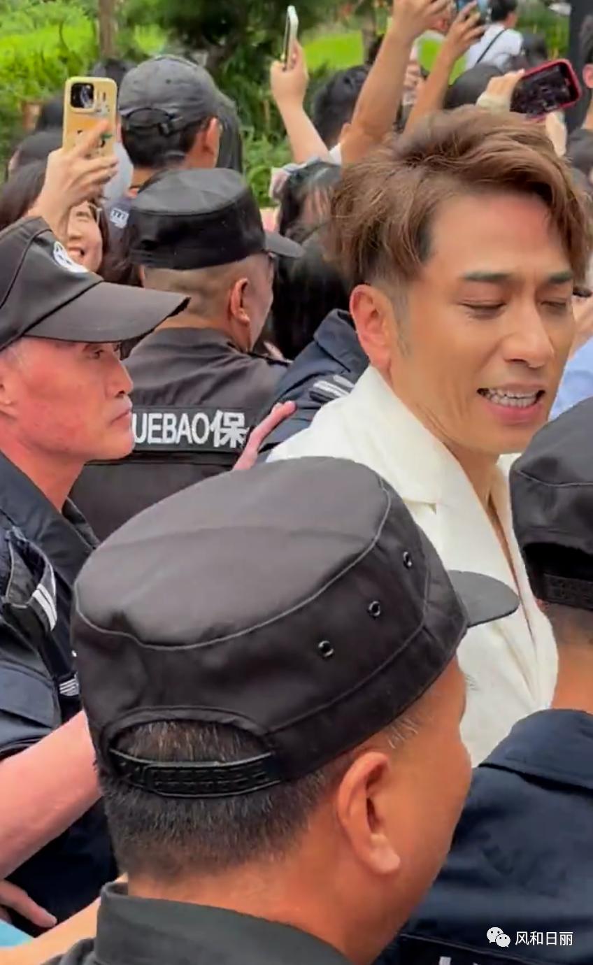 43-year-old Wu Zhuoxi was mistakenly called Lin Feng, smiled awkwardly ...