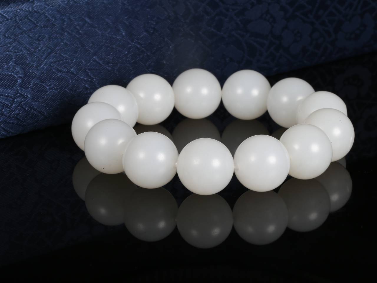 Hundreds of jade carvings - iNEWS