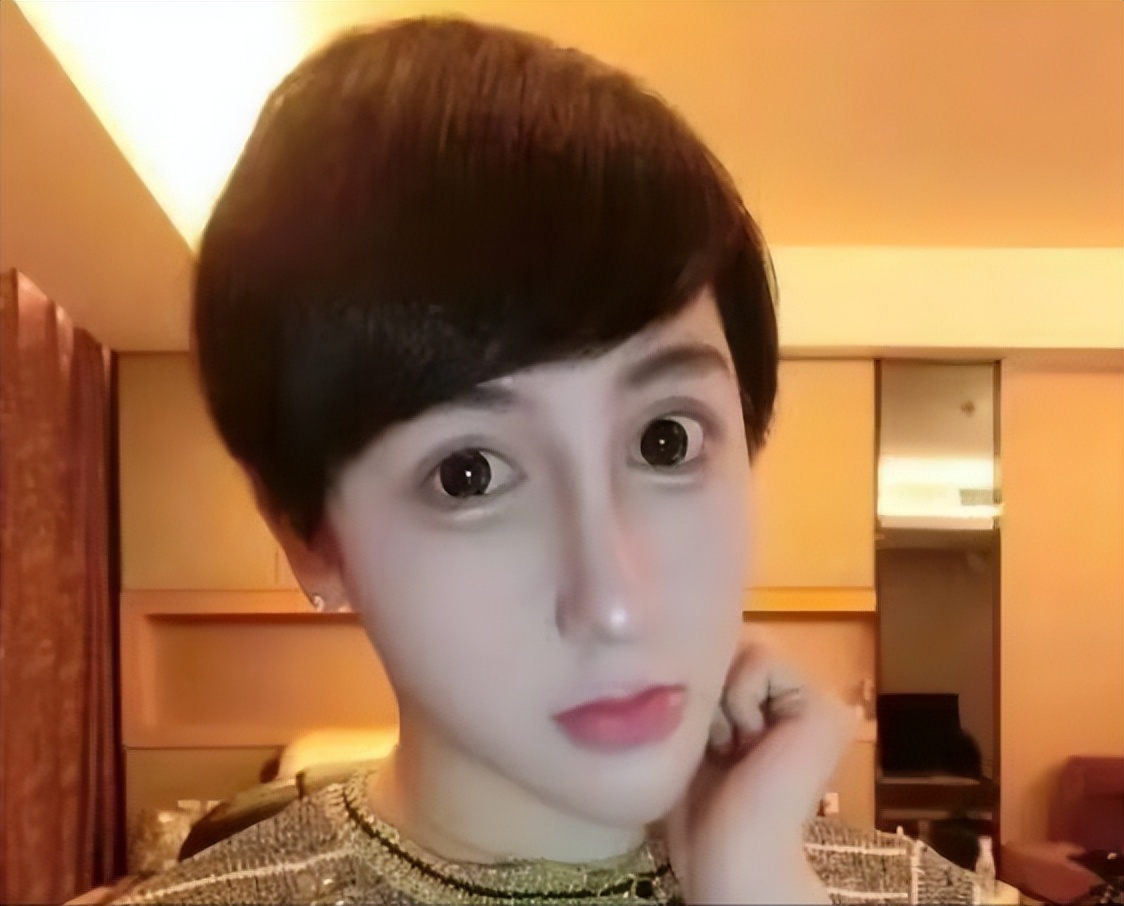 After disappearing for several years, the "snake face" has changed a lot, and the recent photos ...