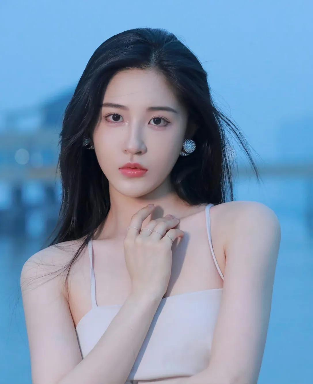 Yu Wen's cute eyes - iNEWS