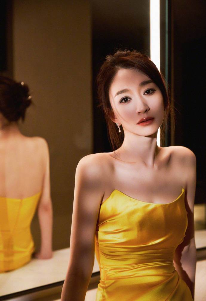 Li Xiaoran's sexy slit dress is too stunning, highlighting her perfect figure! - iMedia