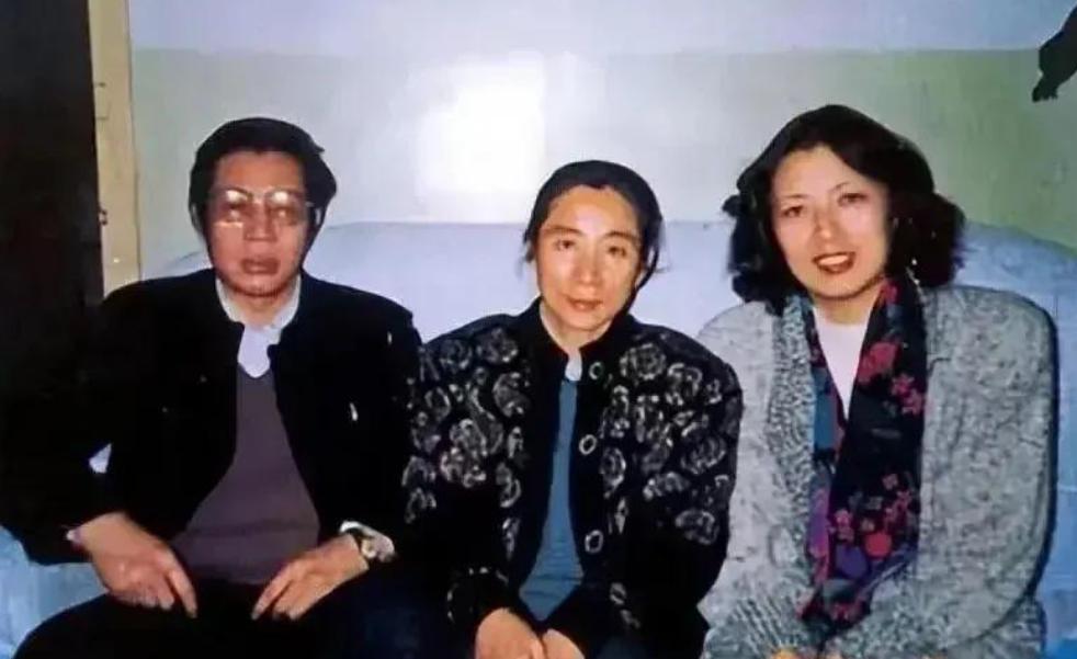 In the 1990s, Lin Doudou and Zhang Ning took a group photo. Zhang Ning still has the same ...