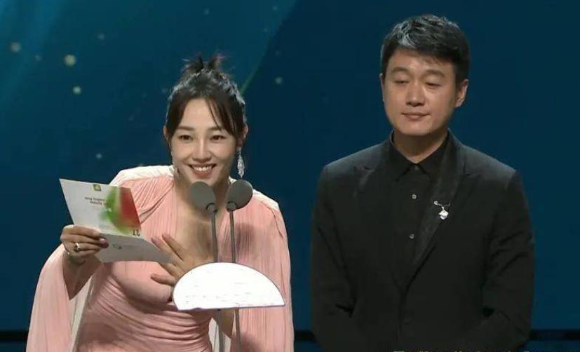 Tang Yan's group photo at a Chinese opera class reunion caused a ...