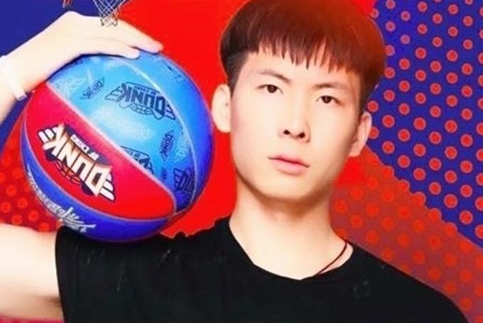 Lin Qiqi set up FLAG again and played basketball with passerby Wang ...