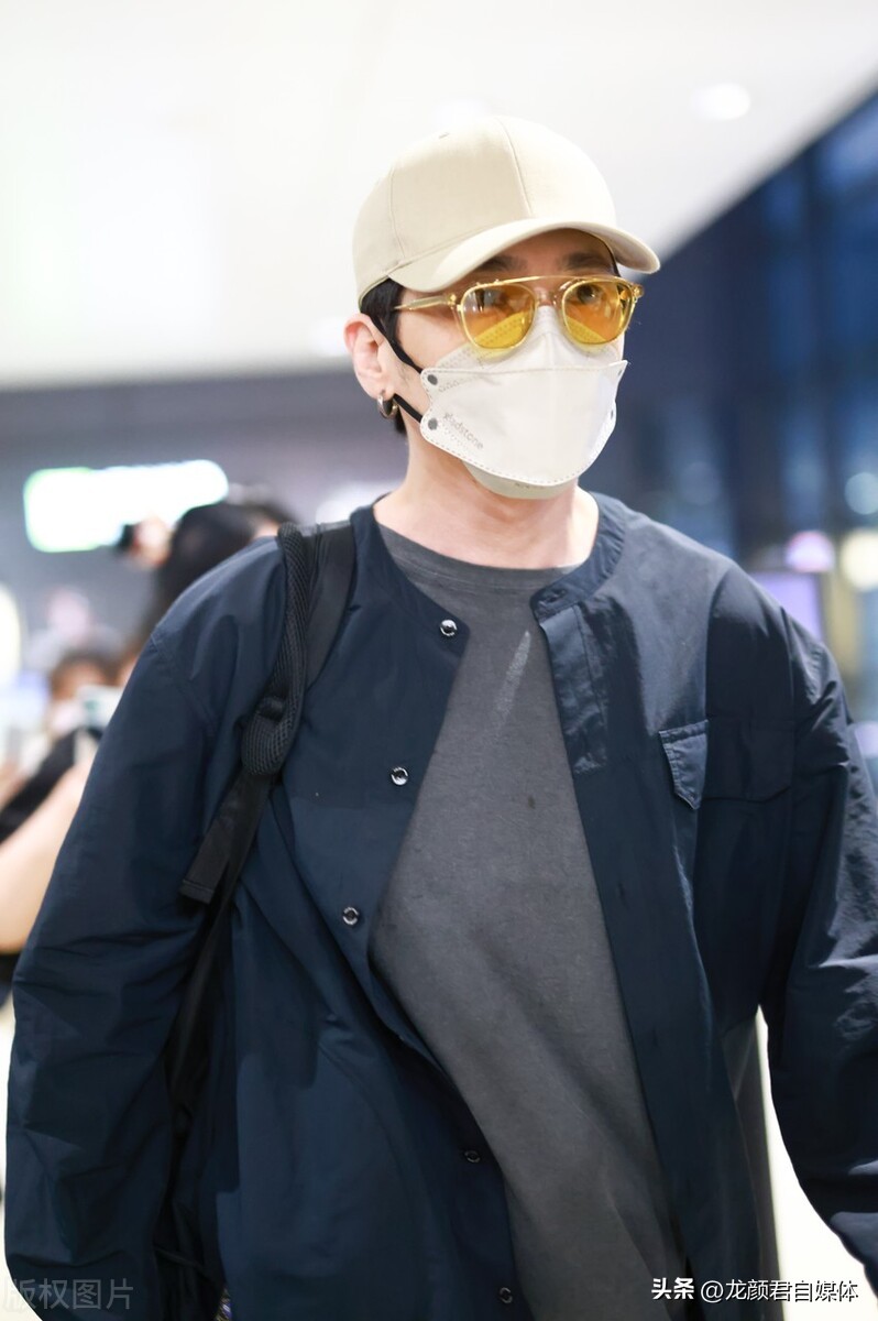 Bai Yu appeared at Shanghai Airport in a low-key manner wearing a ...
