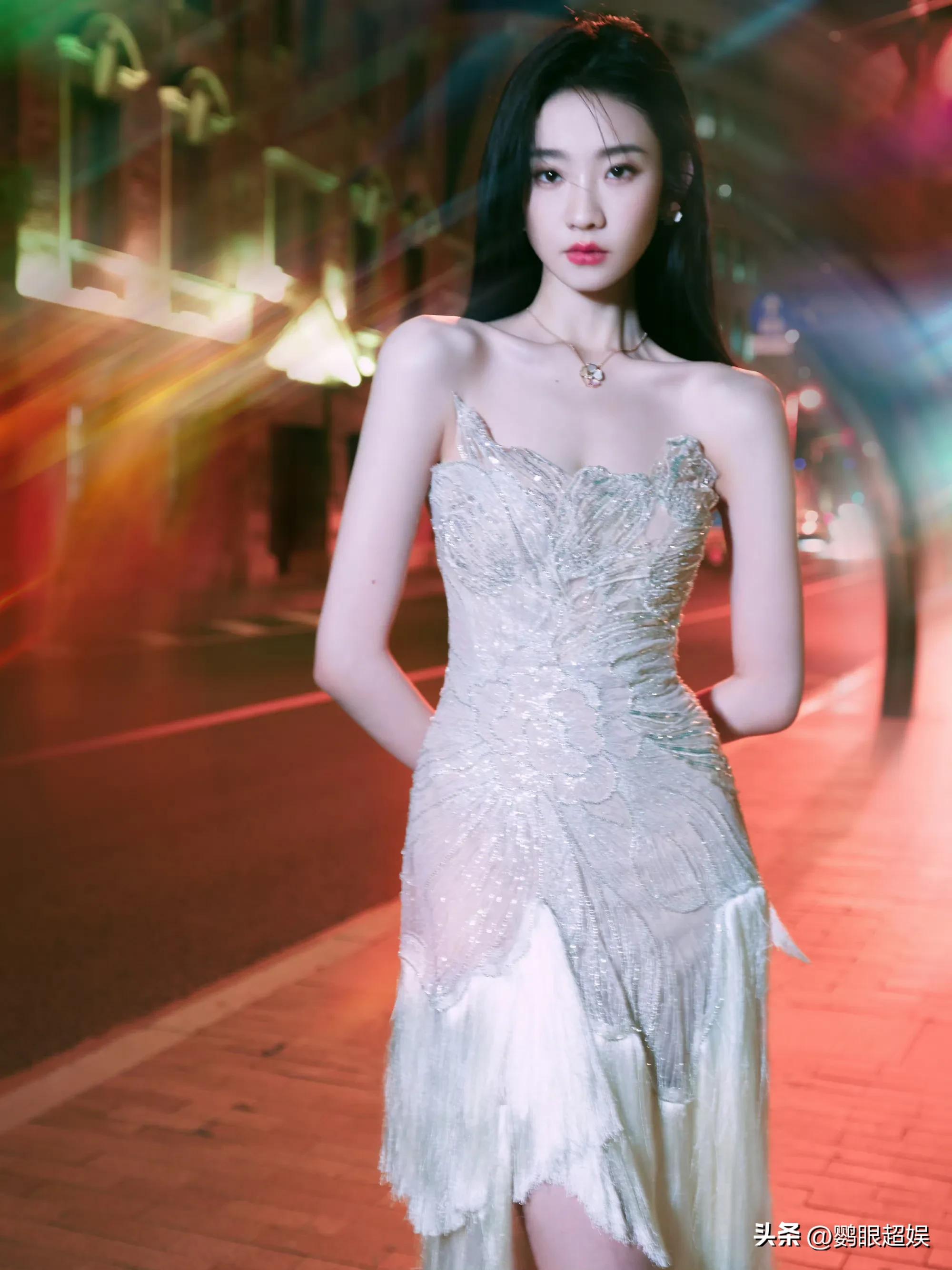 Zhang Yifan's tube top and shiny dress is a photo of the night ...