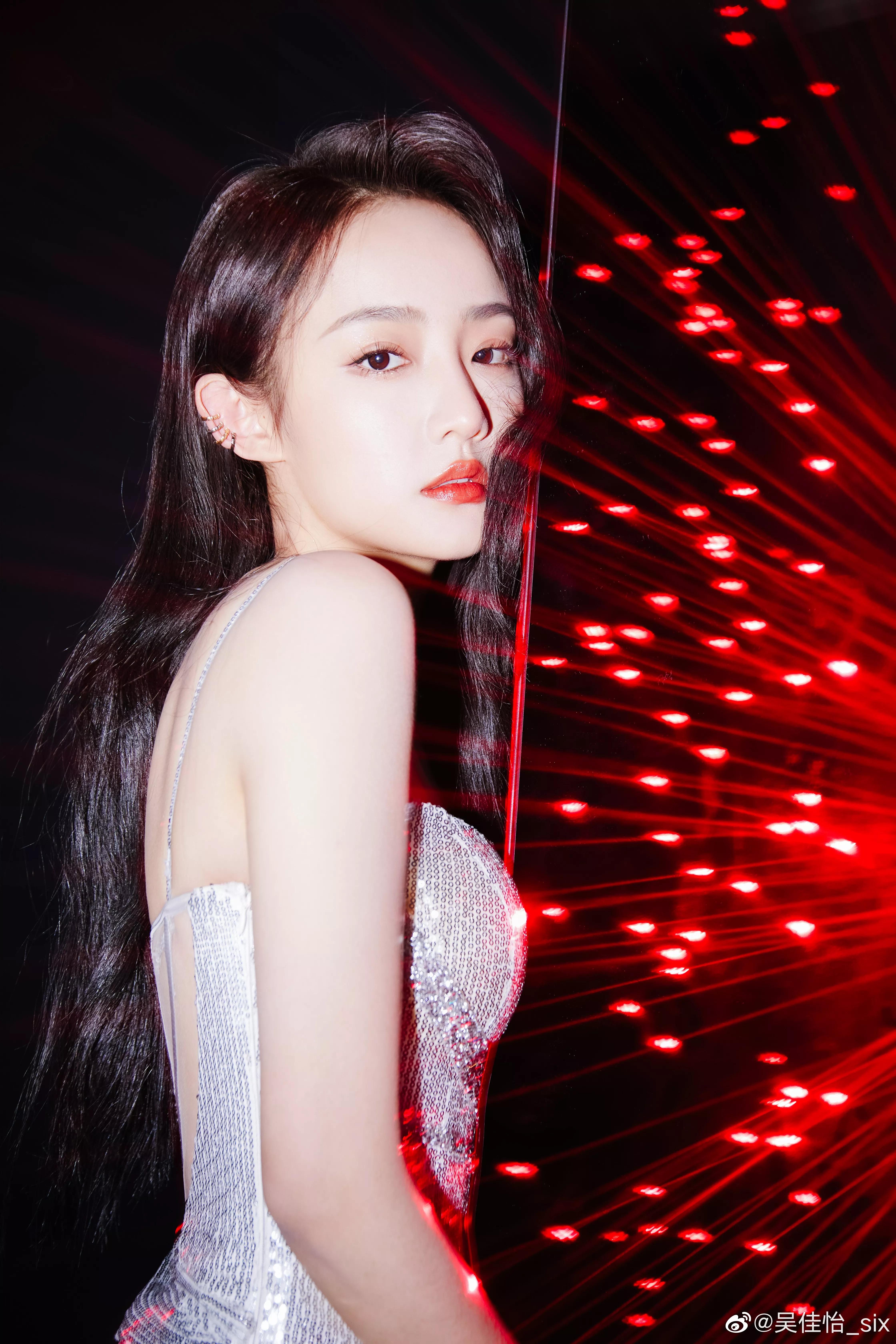 Wu Jiayi attended the event, wearing a silver sequin split dress, dignified and elegant ...