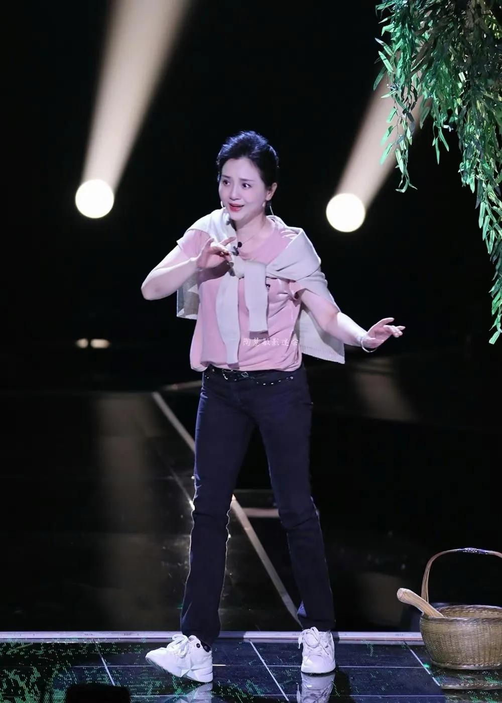 Tao Huimin and movie fans, the two beautiful girls are no match for her ...