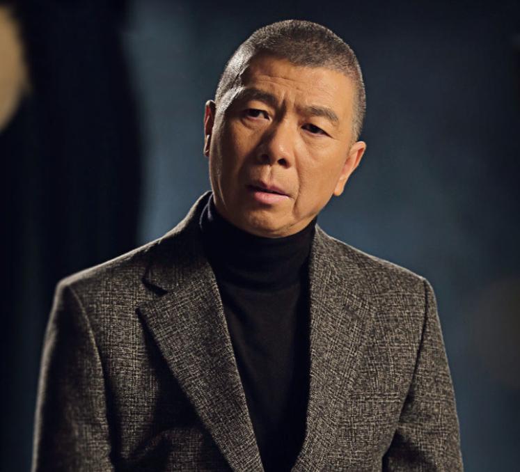 65-year-old Feng Xiaogang is dating a young beauty, wearing a navel dress to show off his figure ...