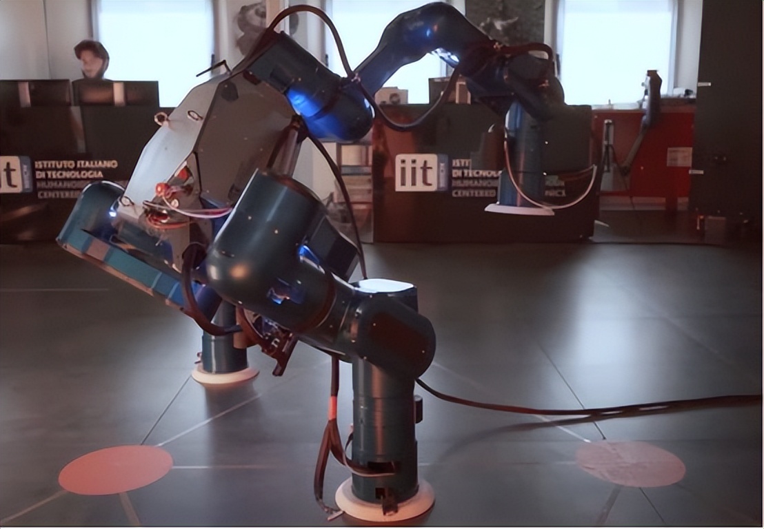 "Three-legged robot" is newly born, "moving bricks" in space? - iMedia