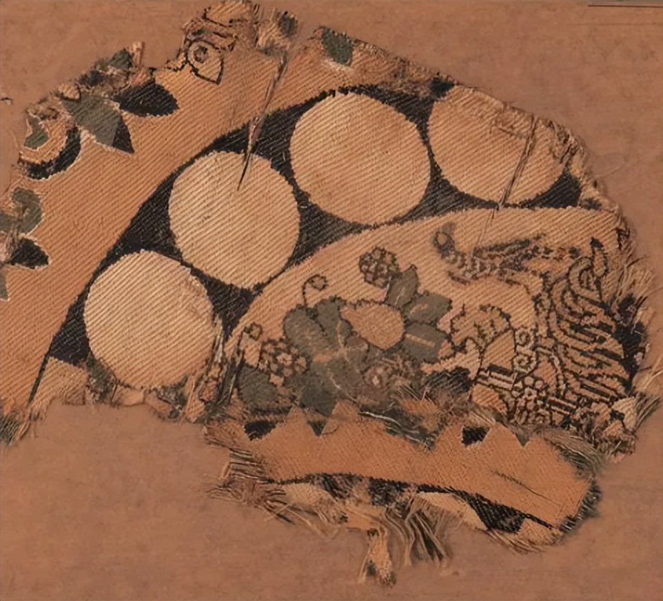 Explore how the pattern of the dragon pattern in the couplets of the ...