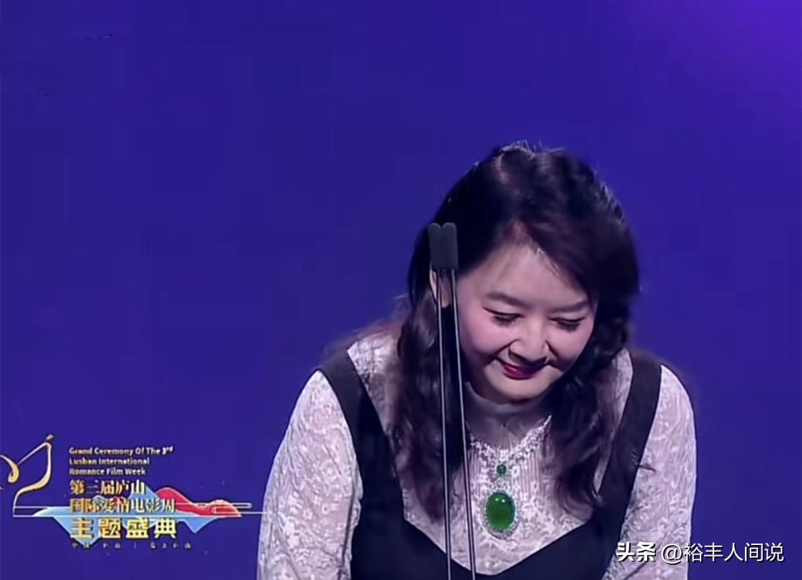 64-year-old Hu Huizhong appeared in Mount Lu, and blew kisses from Dai Shuo's big gem, dressed ...