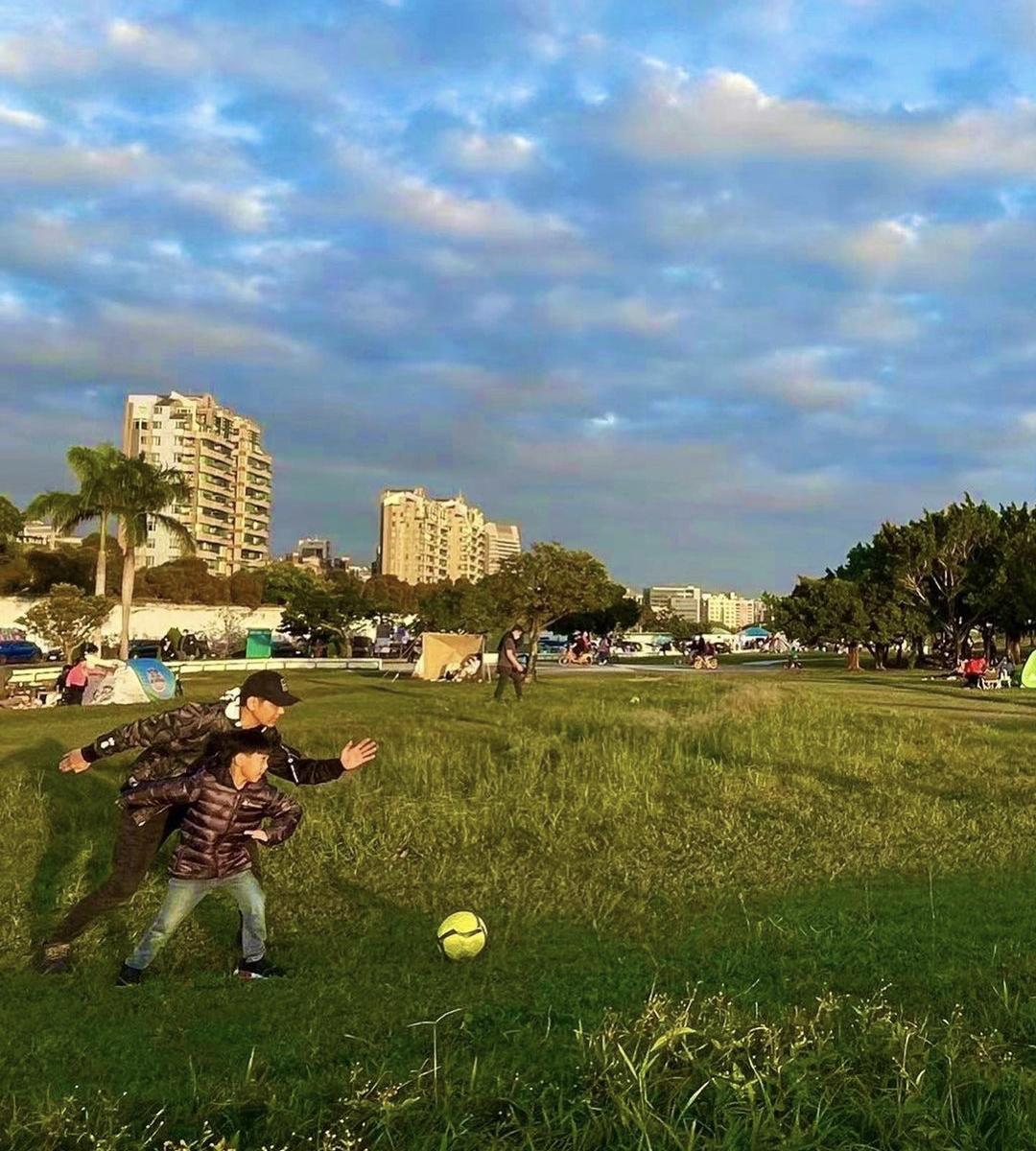 Lin Zhiying takes his three sons to play football on the lawn, Kimi's ...