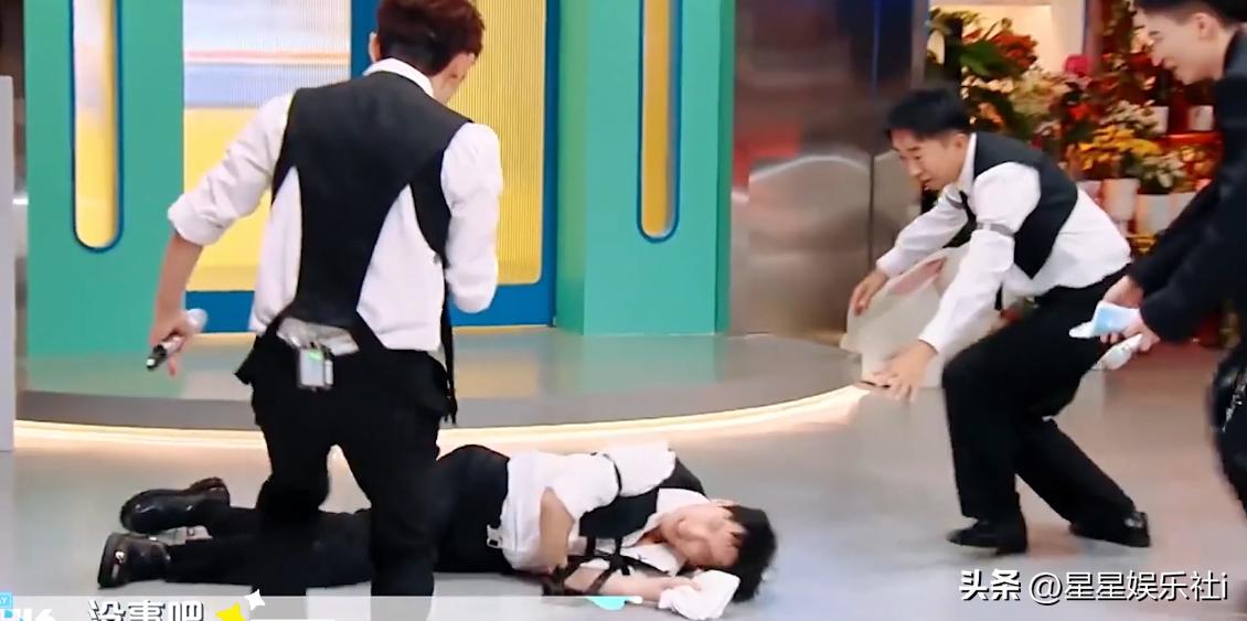 Yang Yang was splashed with water by Yang Di while playing games, pay ...
