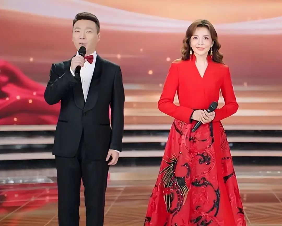 Stars attend the National Day Gala: Li Yuchun has short hair and a cake ...