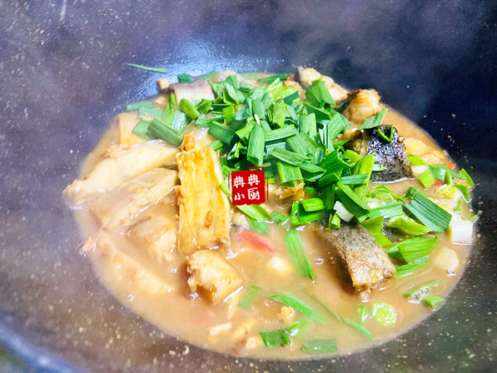 A delicious and delicious dish, fried salted fish with garlic, a taste ...