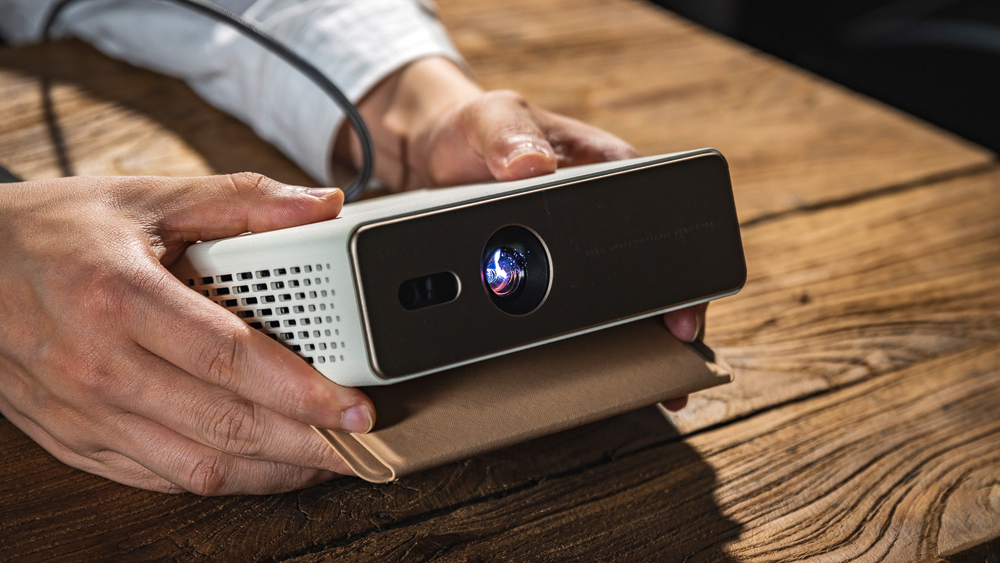 Portable projector with its own power supply, BenQ E60 experience - iNEWS