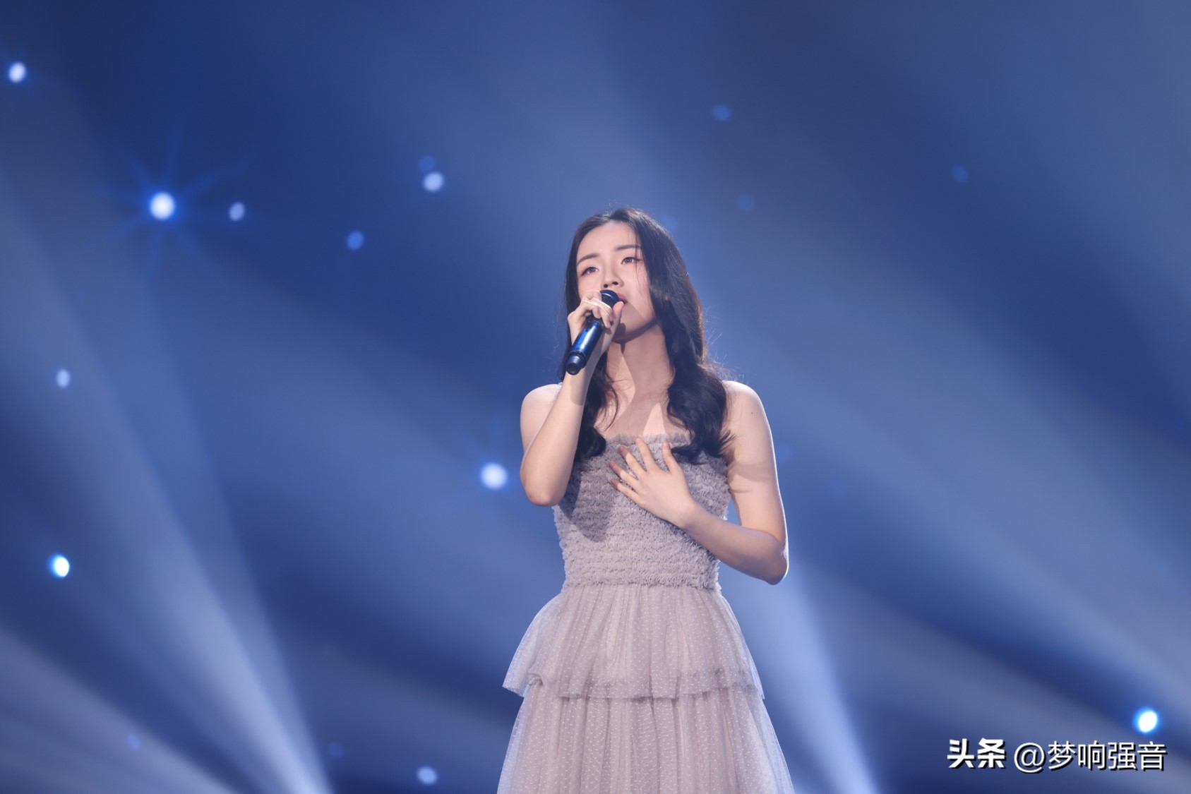 Singer Guo Qin Qingqing performed the film and television golden song ...