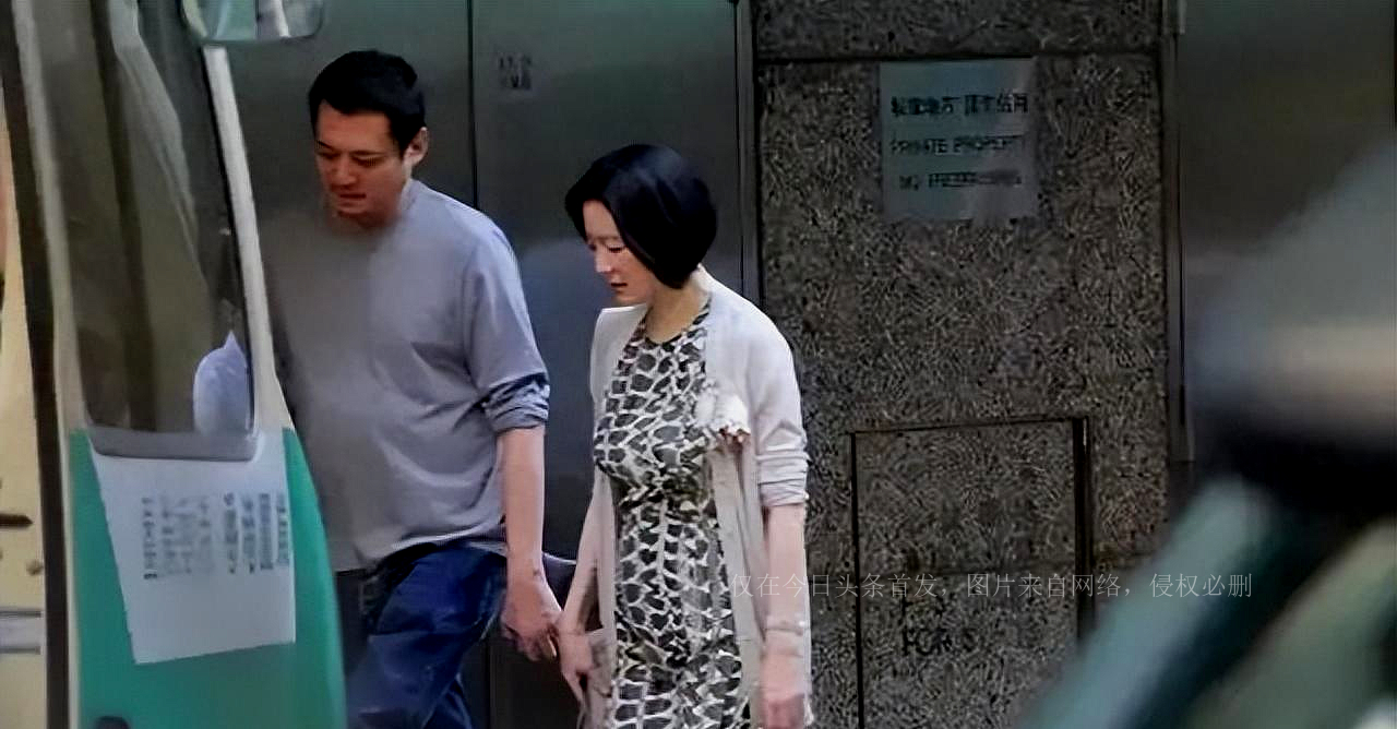 Lin Qingxia called Zhang Shuping to her apartment, handed him an envelope, and then went to take ...