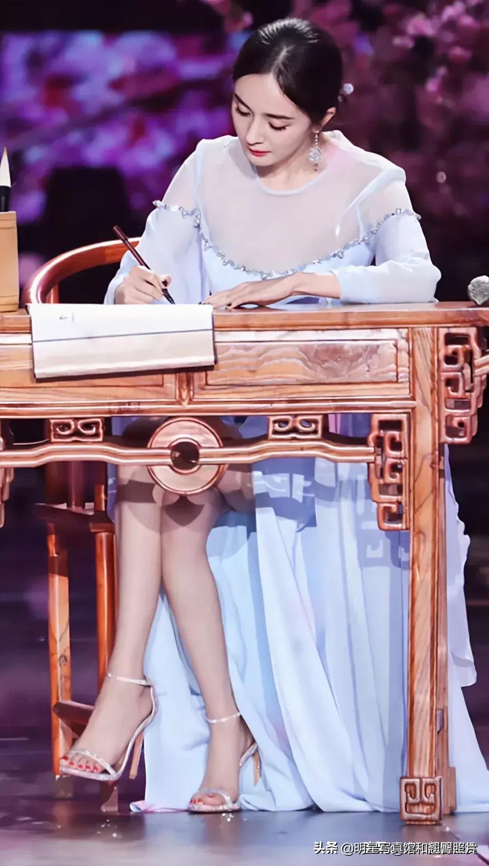 Yang Mi's beautiful legs - iNEWS