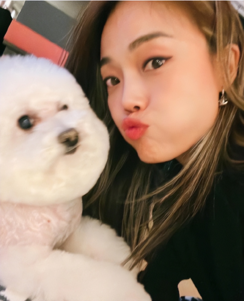 42-year-old Joey Yung interacted with her dog. Netizens couldn't ...