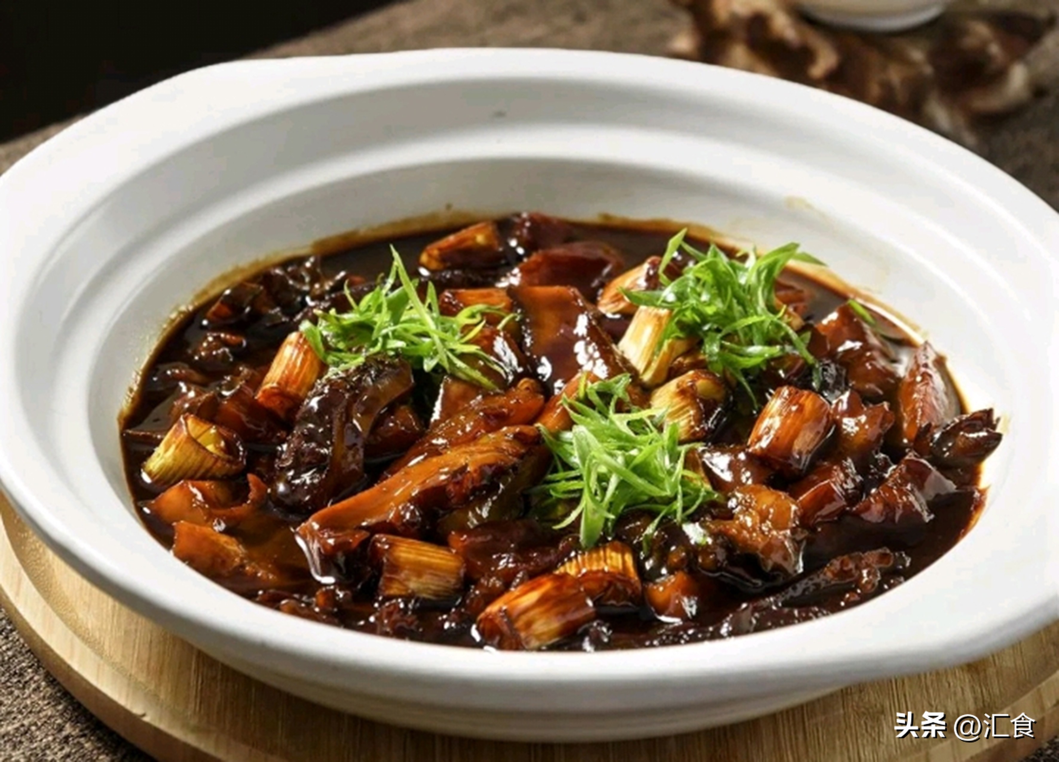 Braised prawns with rice stems, sea cucumbers with scallion sauce in a ...