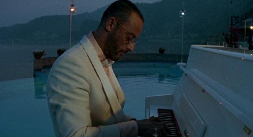 The movie "The Big Blue Sea" shows the friendship between two divers ...