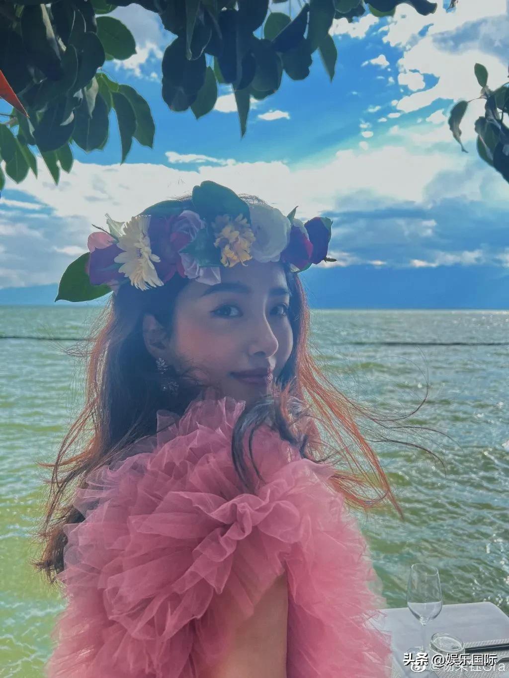 Yang Caiyu takes beautiful photos to celebrate her birthday, wearing a ...