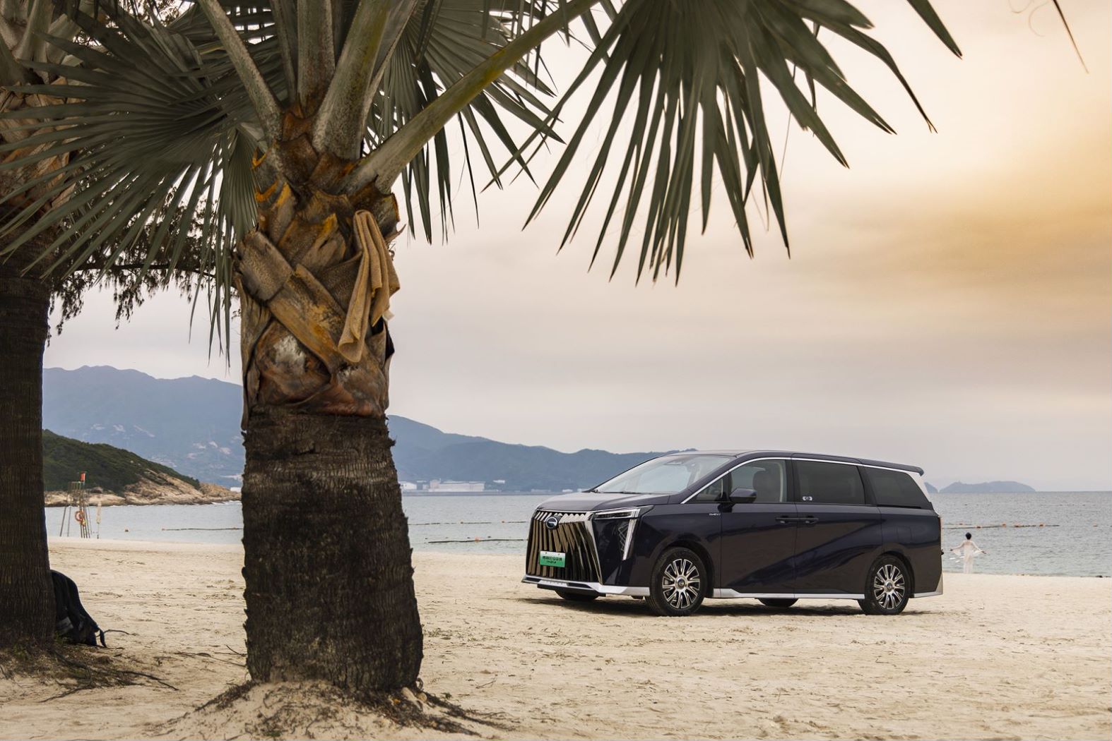 The industry's first high-end MPV with rear windshield airbags, 2.0T ...